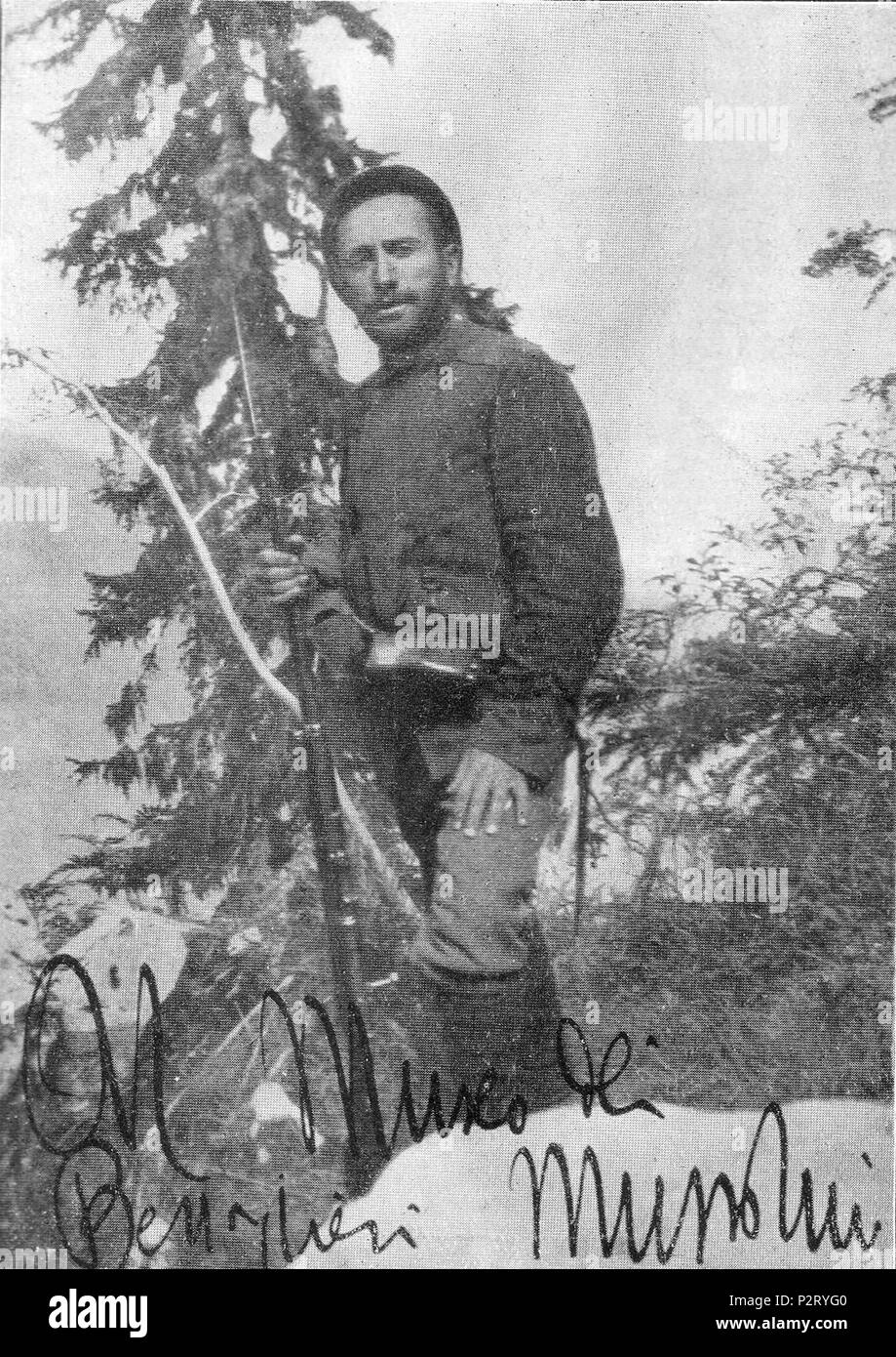 . Italiano: Benito Mussolini in divisa da bersagliere, con dedica ...
