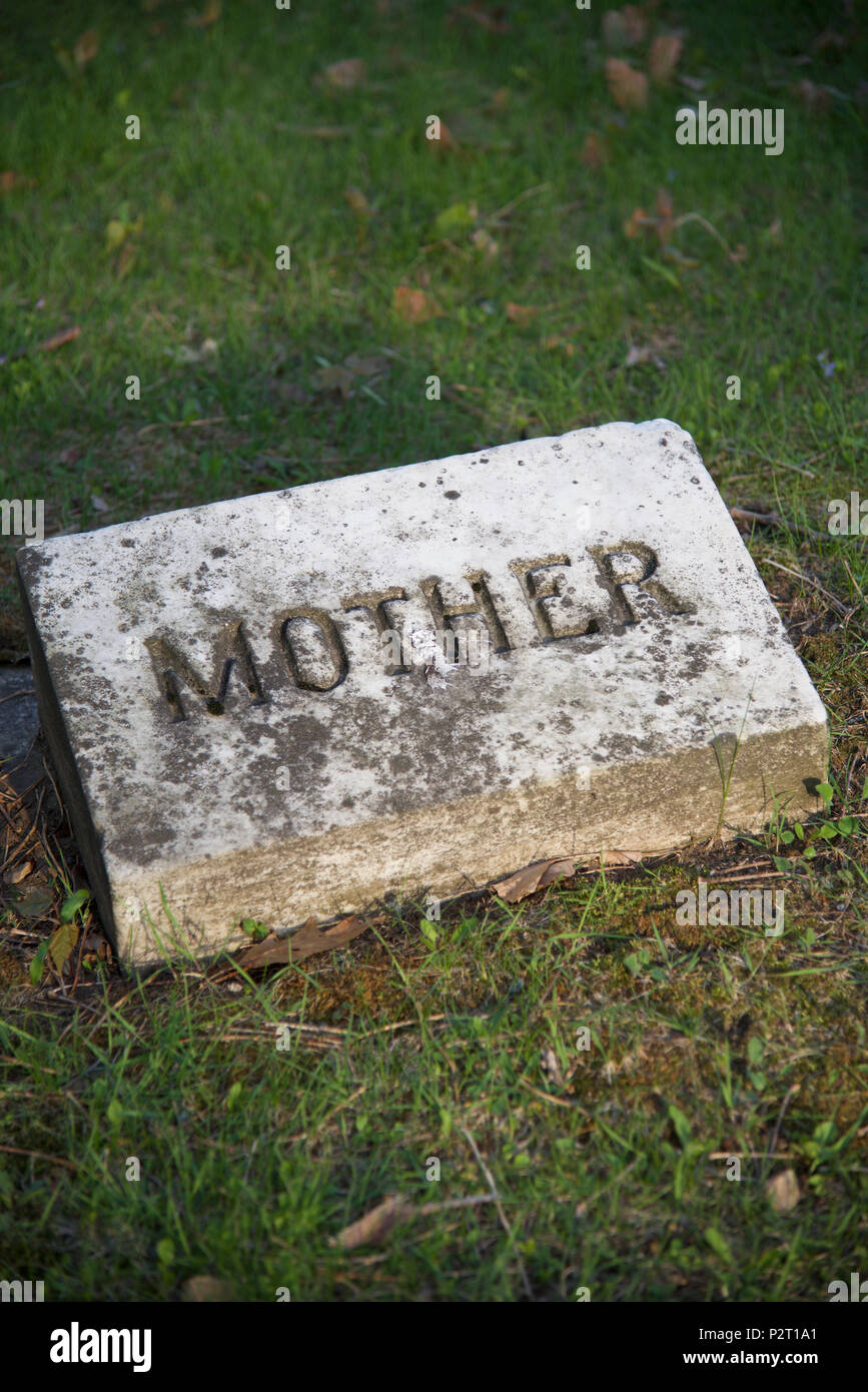 Flat gravestone hi-res stock photography and images - Alamy