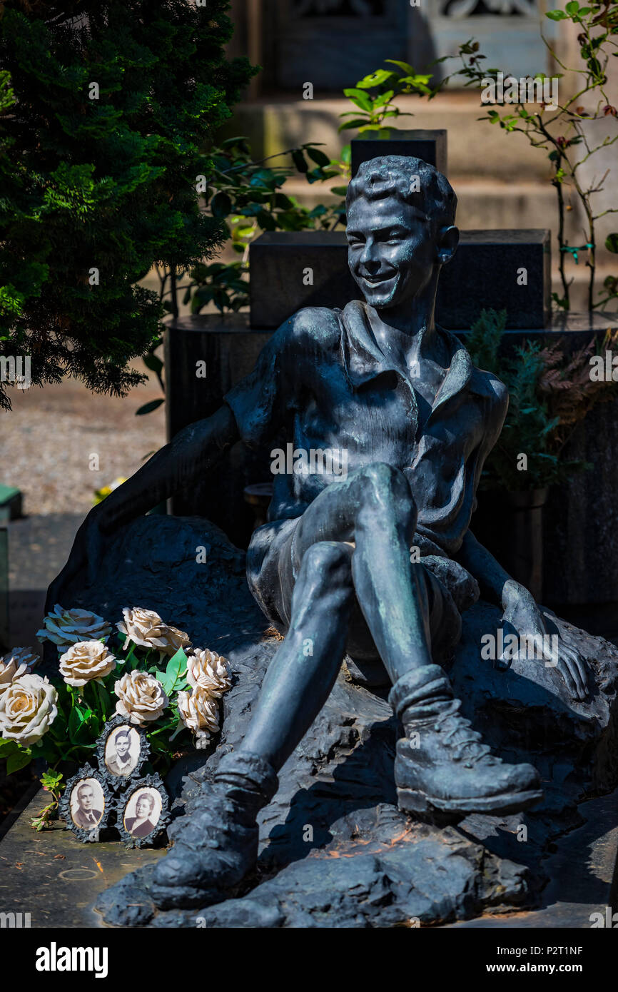 5 JUNE 2018, MILAN, ITALY: Statues of mourning at the graves of the ...