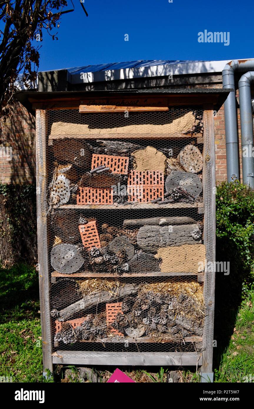 Bug hotel hi-res stock photography and images - Alamy