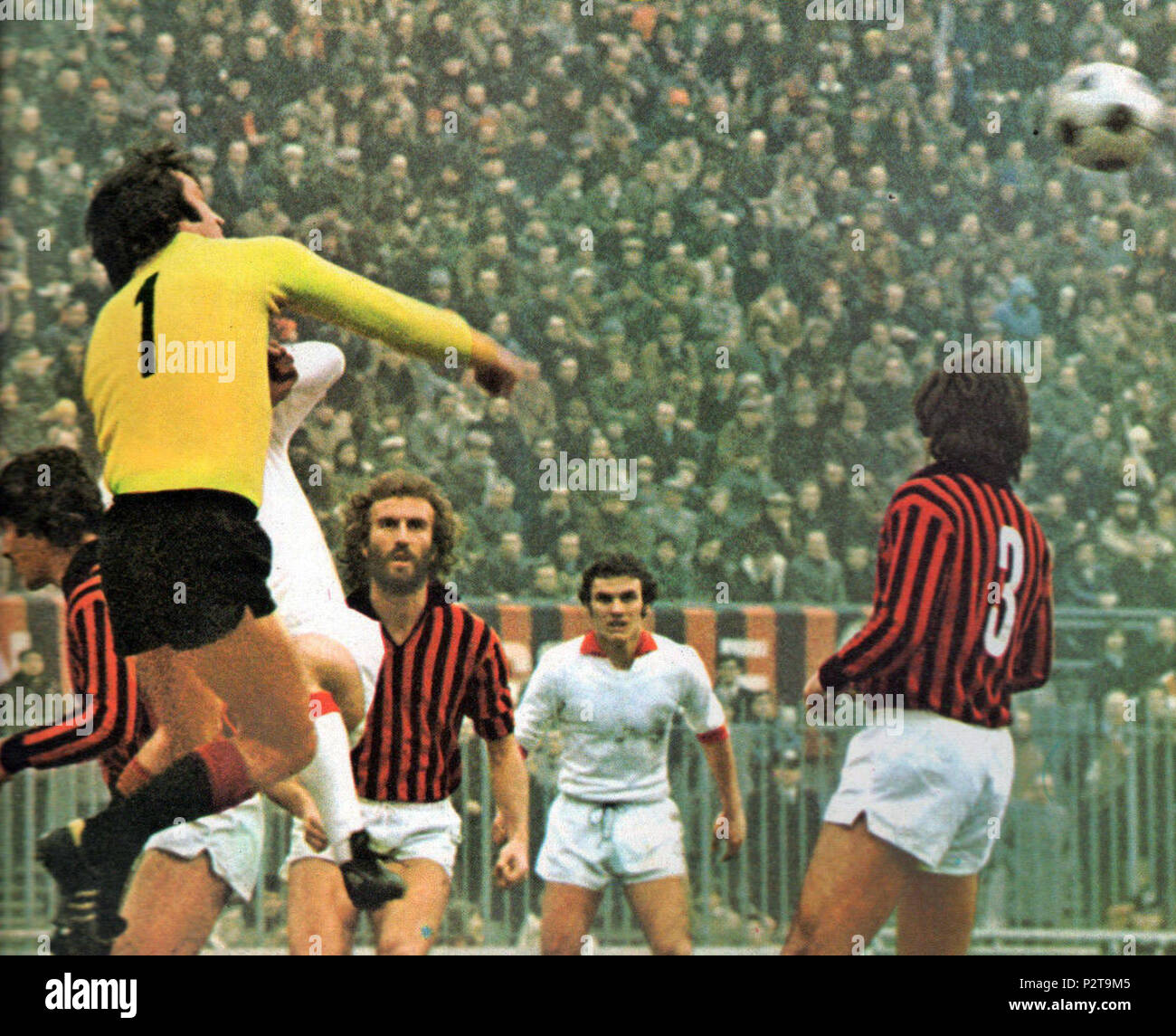 . Italiano: Milano, stadio San Siro. 12 gennaio 1975. Il portiere ...