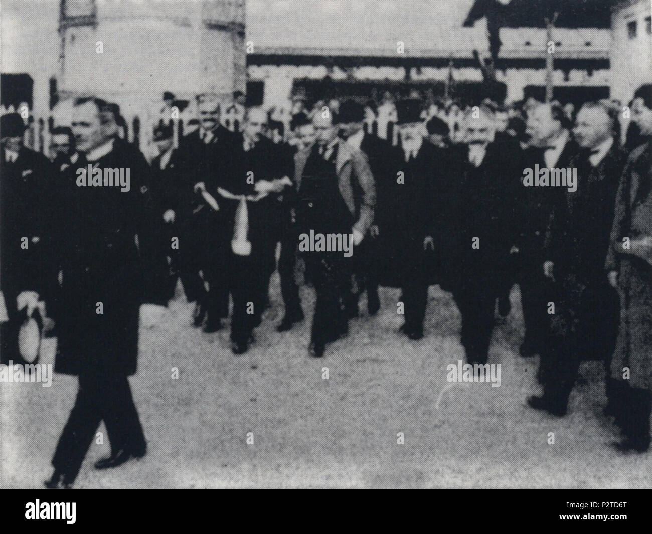 . English: Benito Mussolini (in the centre, with a light jacket) during ...