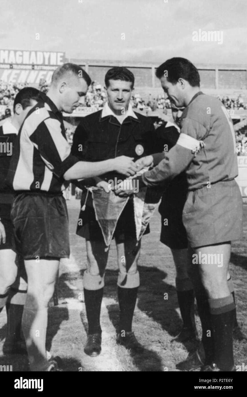 . Mario Corti, captain of Catania (right), exchanges badges with IF ...