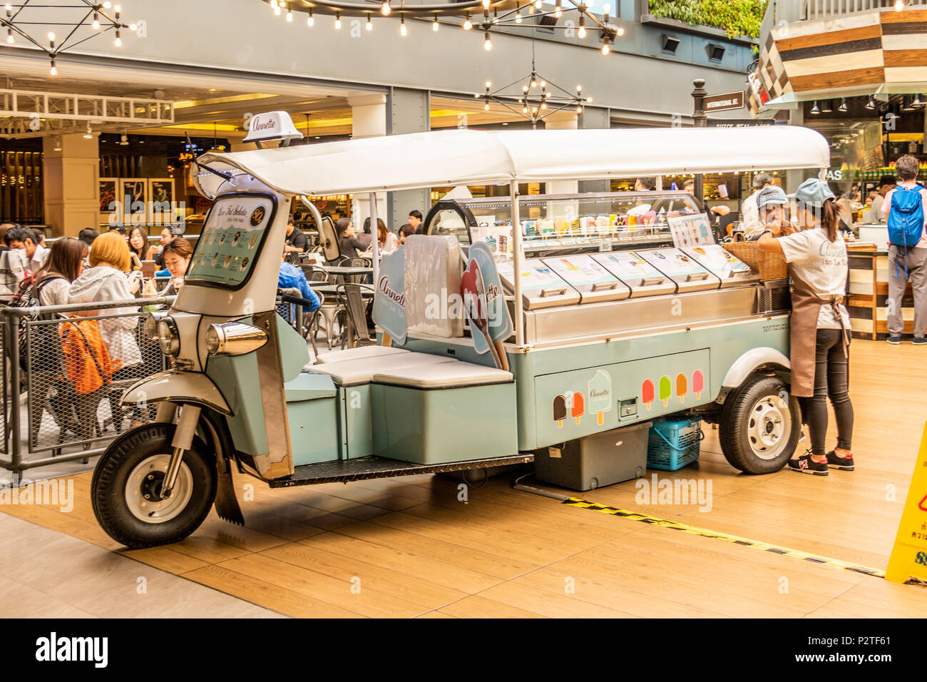mobile vendors on the streets of Bangkok Thailand Stock Photo - Alamy