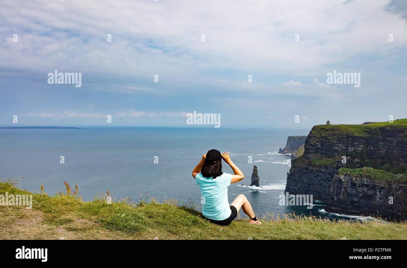 Woman cliff ocean hi-res stock photography and images - Alamy