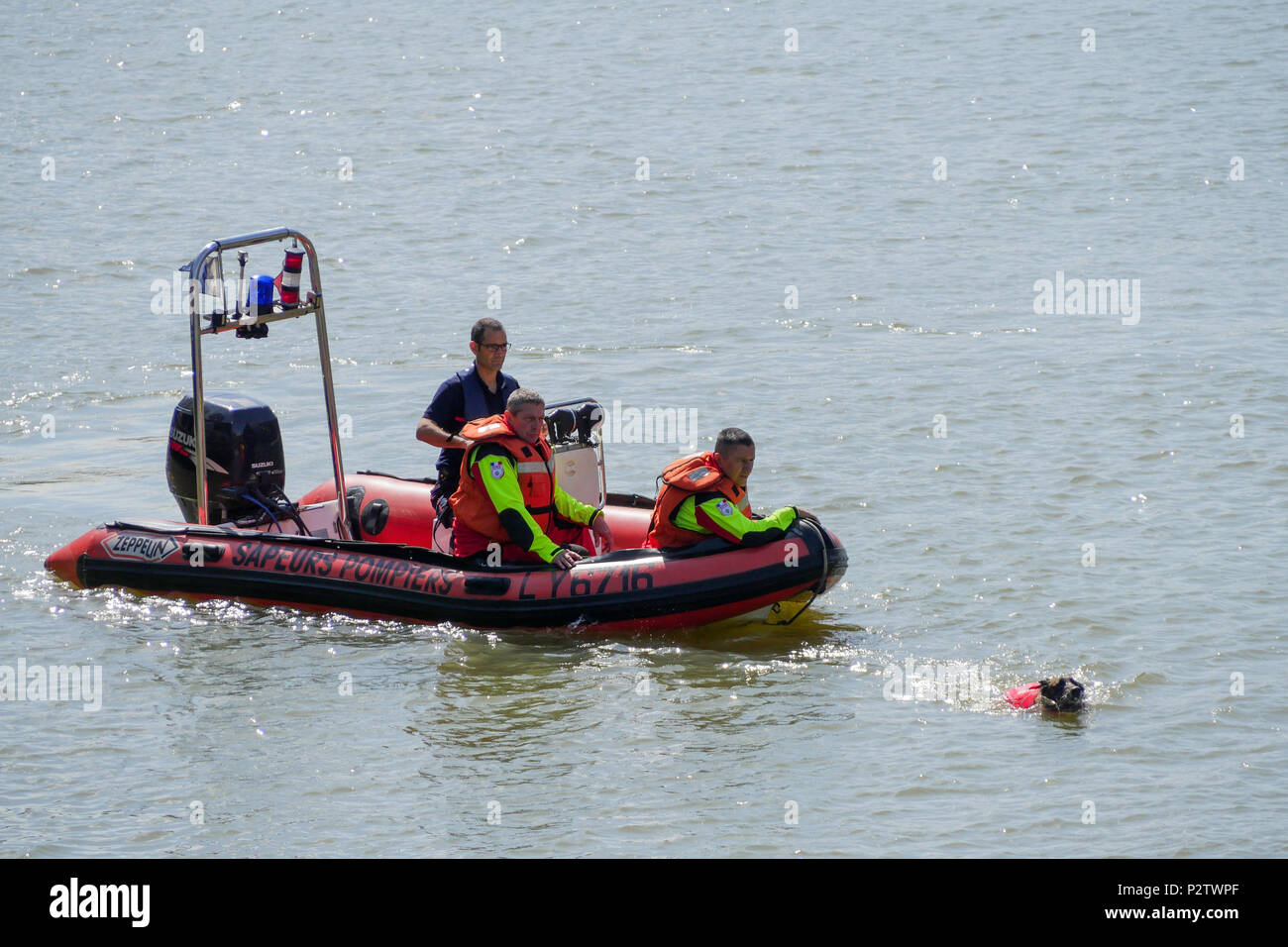 Rescue to drowned hi-res stock photography and images - Alamy