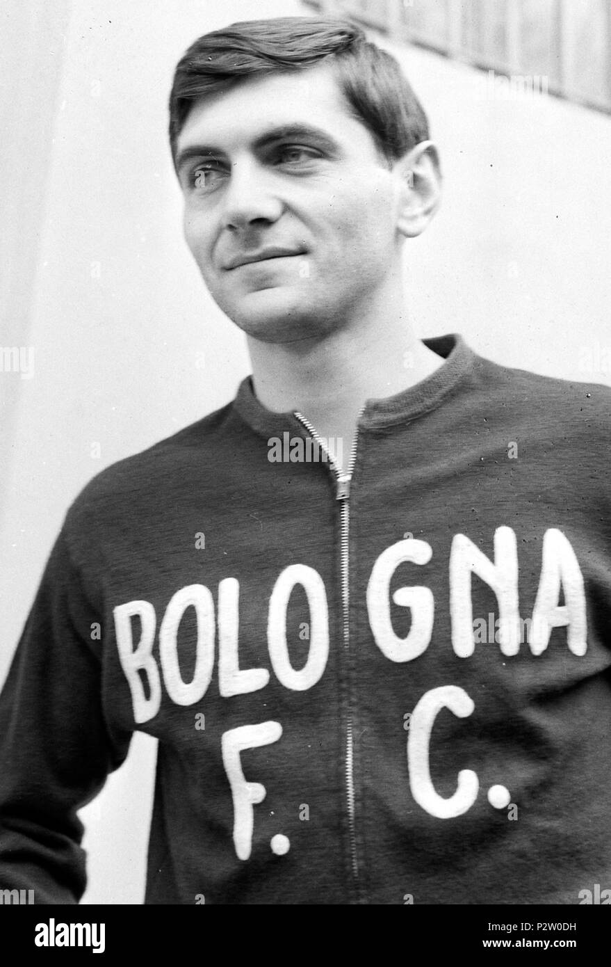 . Italiano: Il calciatore italiano Giacomo Bulgarelli in una pausa d ...
