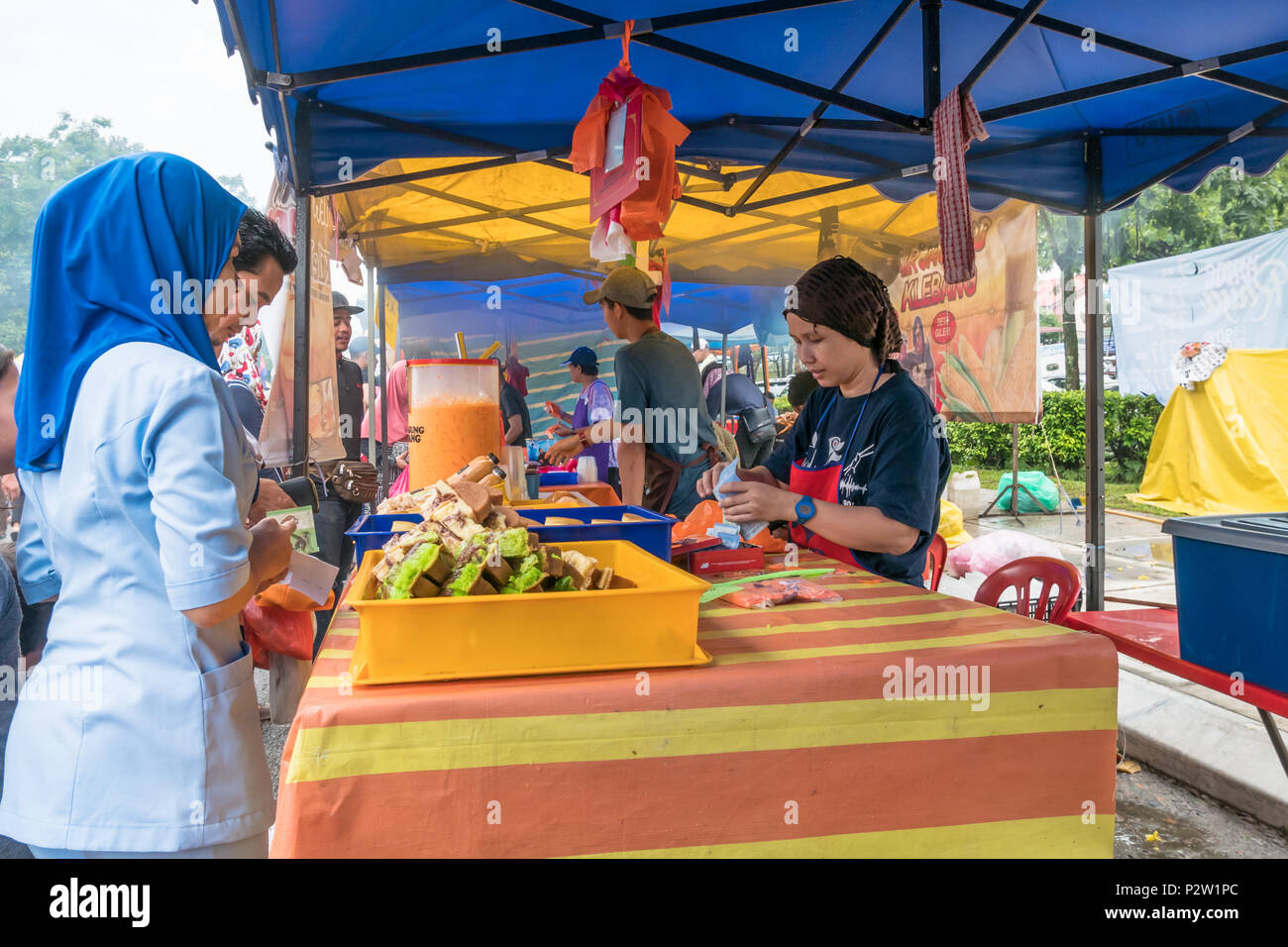 Kuih malaysia hi-res stock photography and images - Alamy