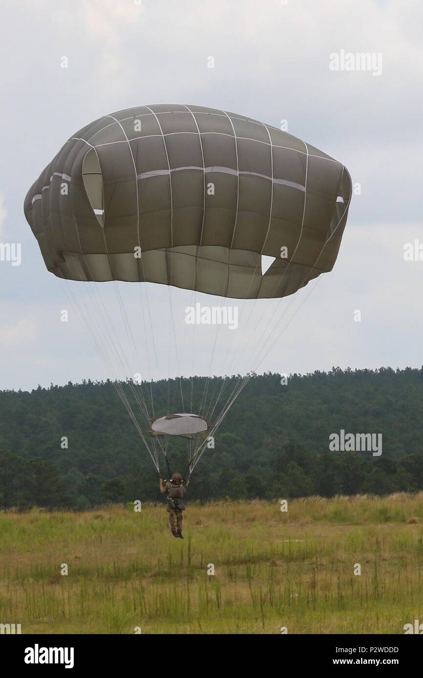 A British Paratrooper assigned to 3rd Battalion, the Parachute regiment ...