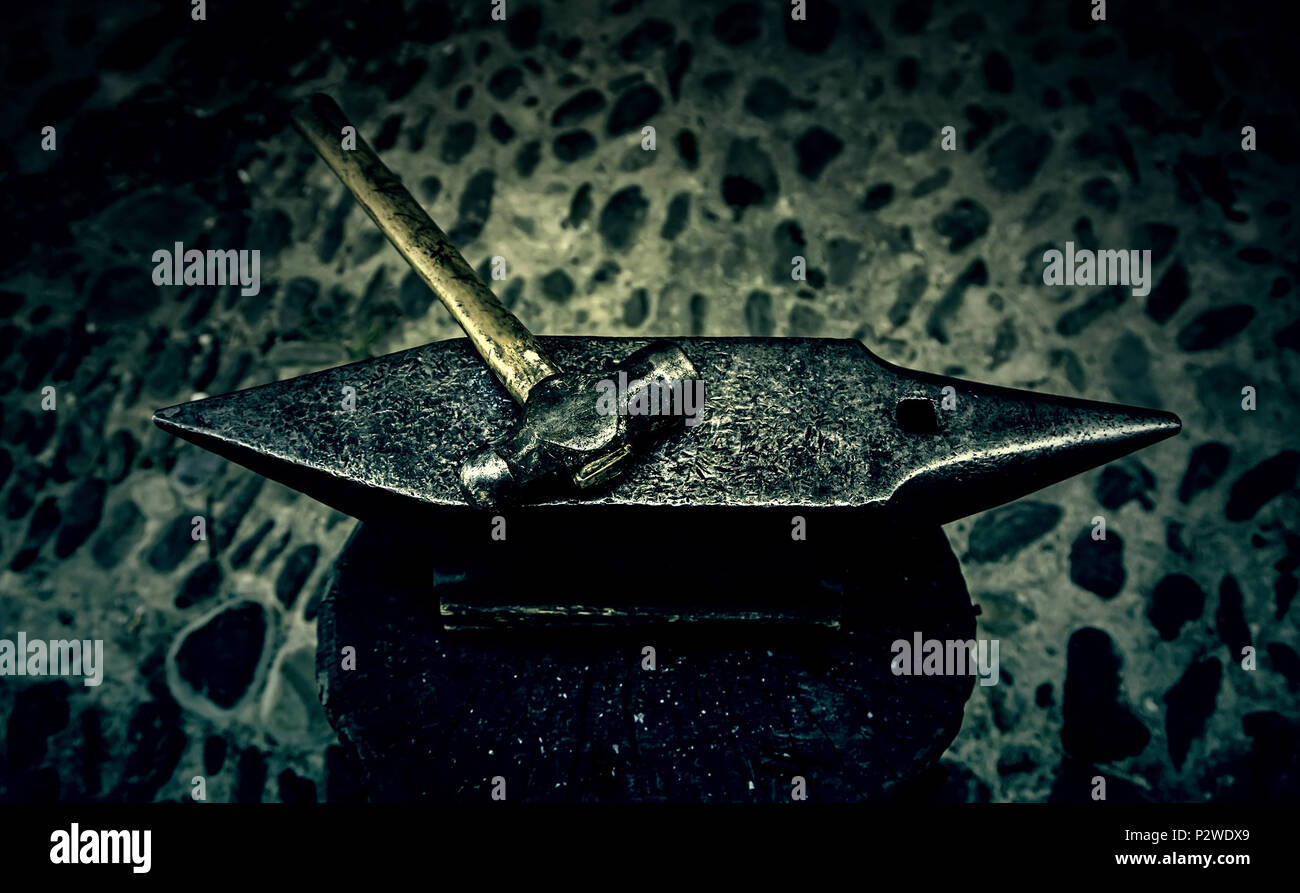 Hammer hitting red hot metal hi-res stock photography and images - Alamy