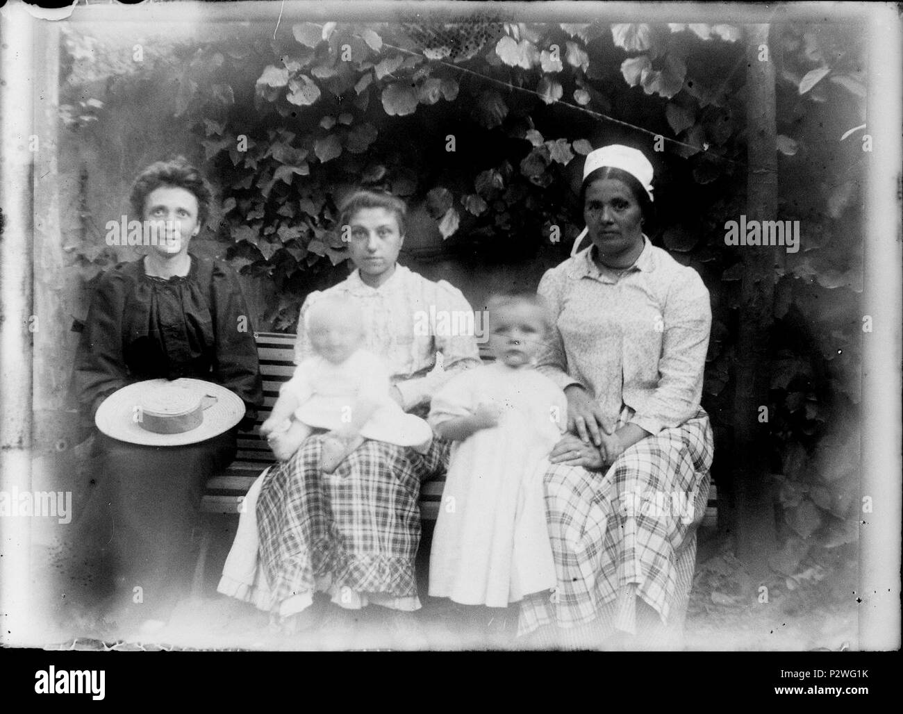 Deux femmes et deux enfants hi-res stock photography and images - Alamy