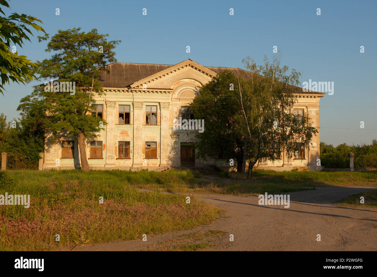 Two story abandoned home hi-res stock photography and images - Alamy