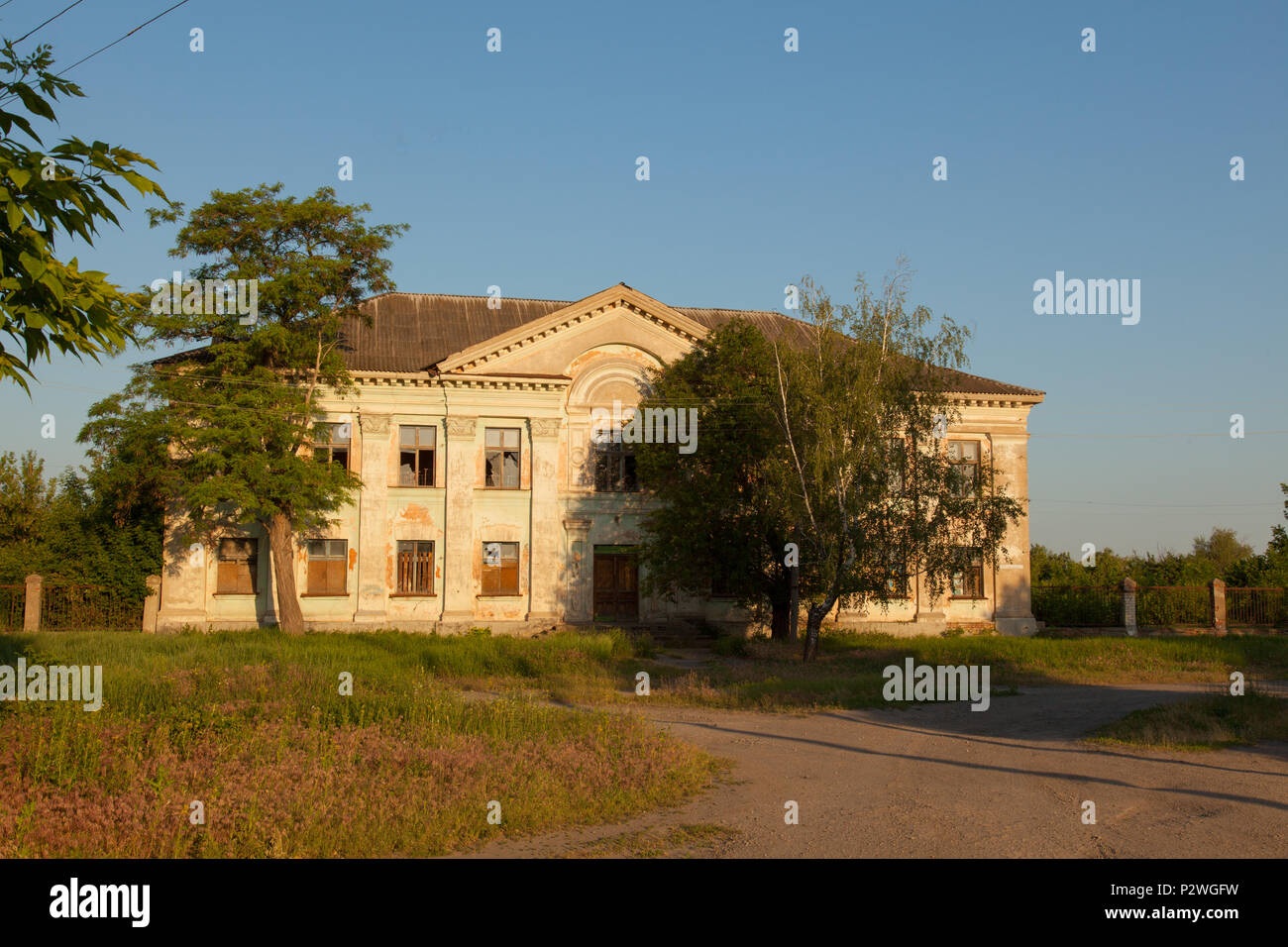 Two story abandoned home hi-res stock photography and images - Alamy