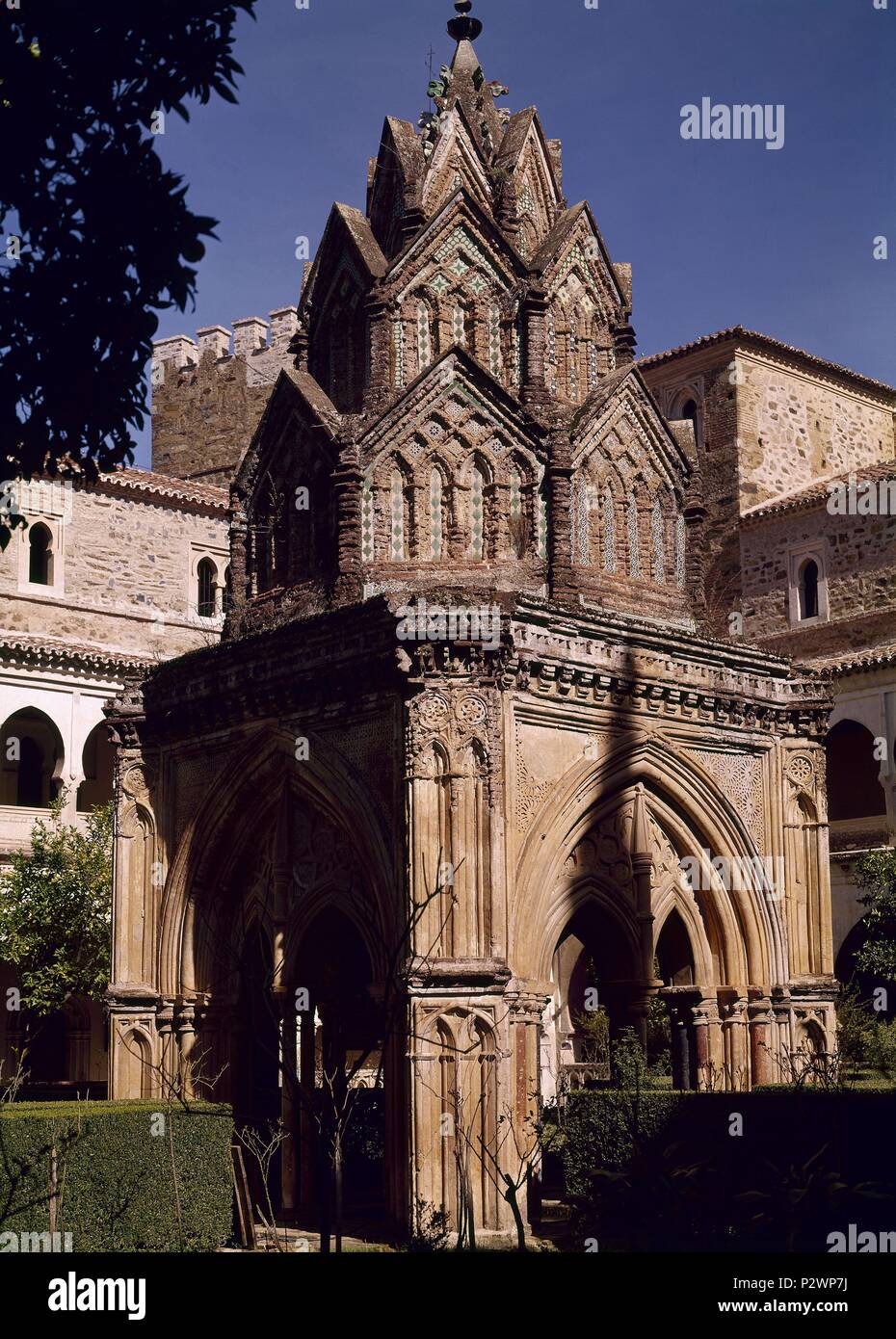 CLAUSTRO MUDEJAR O DE LOS MILAGROS-TEMPLETE 1405-CON INCRUSTACIONES DE CERAMICA VIDRIADA. Author ...