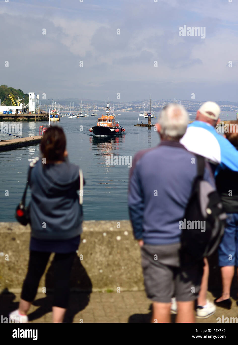 Crowd watching boat hi-res stock photography and images - Alamy
