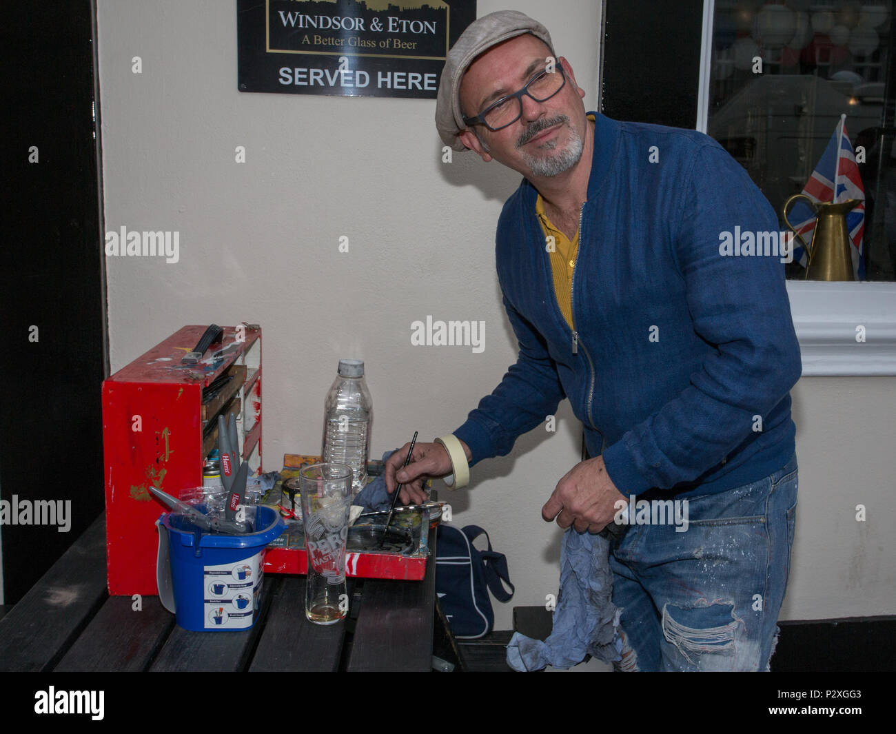 Signwriter scott manser hi-res stock photography and images - Alamy