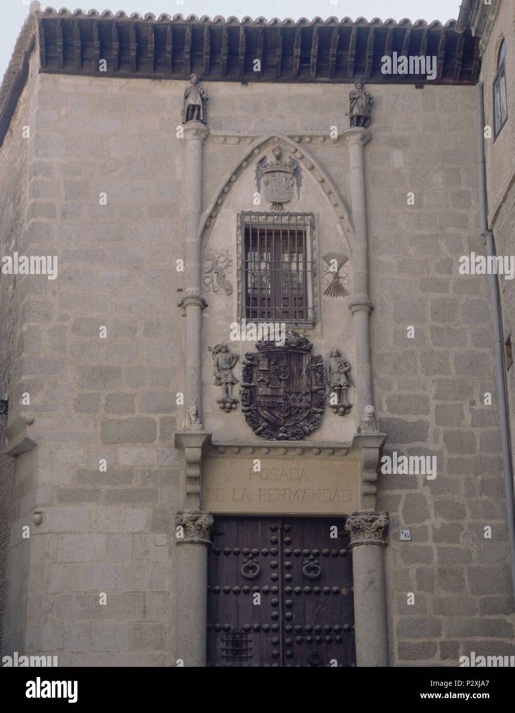 DETALLE DE LA POSADA DE LA HERMANDAD - ESCUDO DE LA SANTA HERMANDAD ...