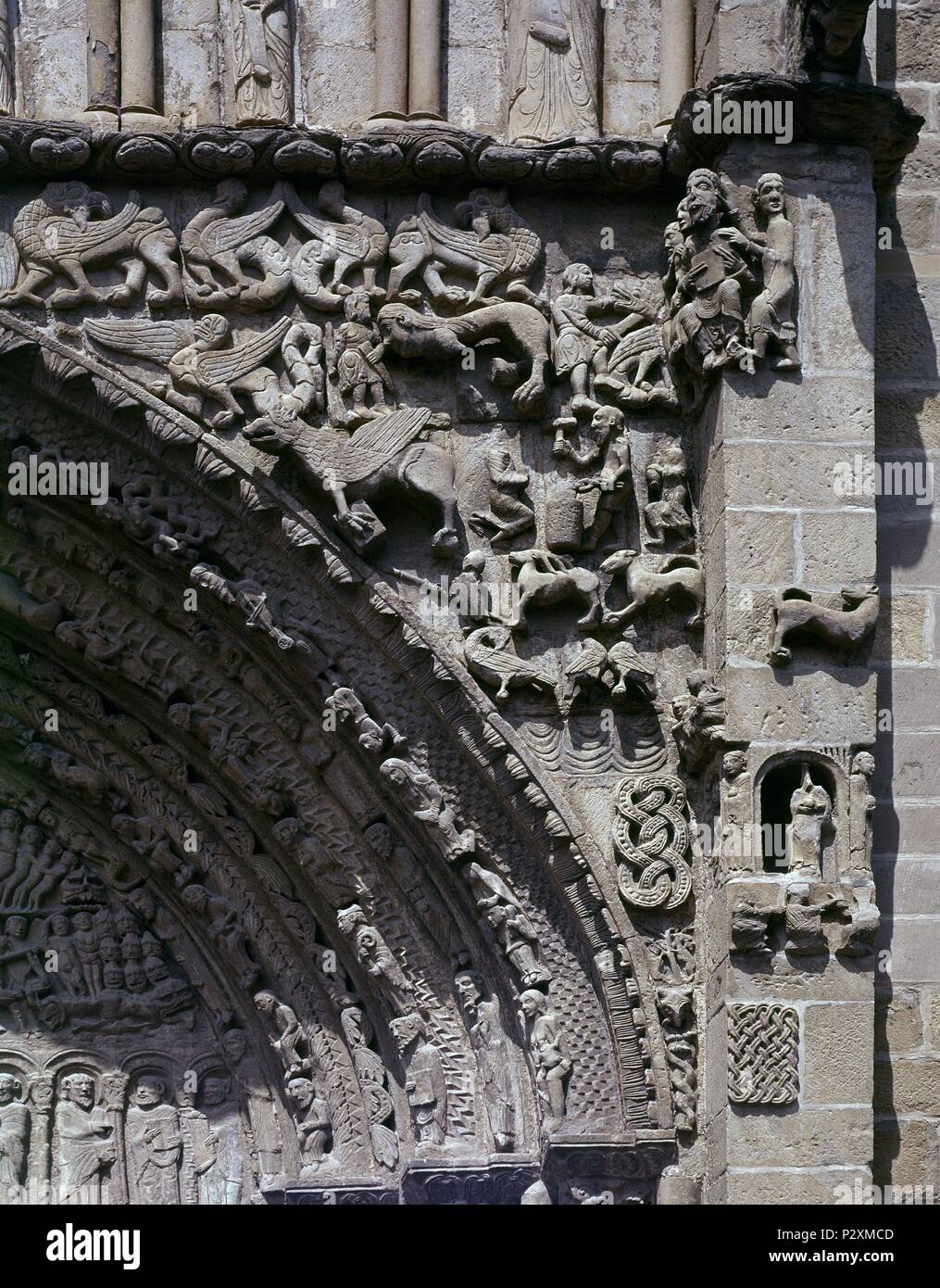 DETALLE DE LA ENJUTA DE LA PORTADA DE LA IGLESIA DE SANTA MARIA LA REAL ...