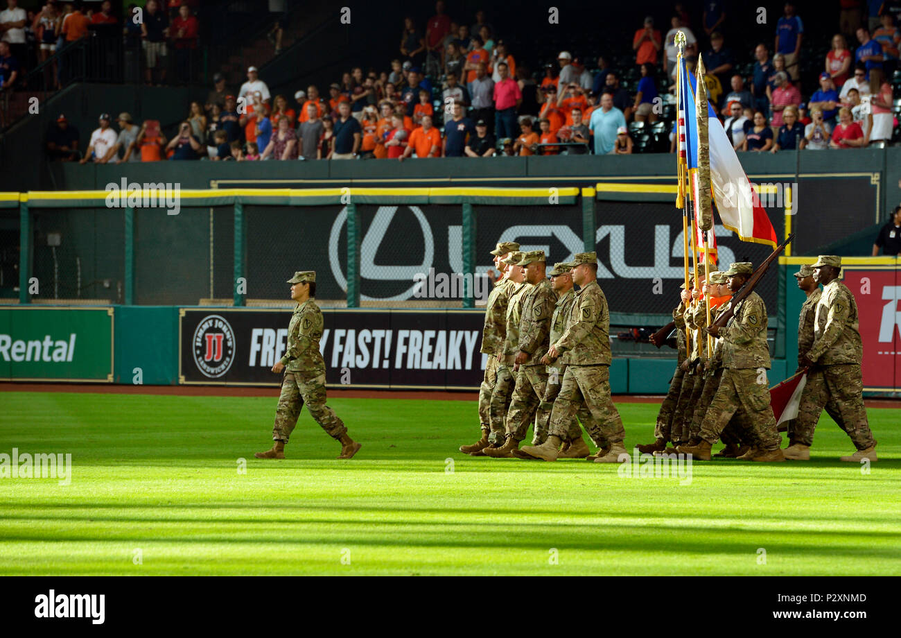 Soldiers from the 136th Expeditionary Signal Battalion were welcomed ...