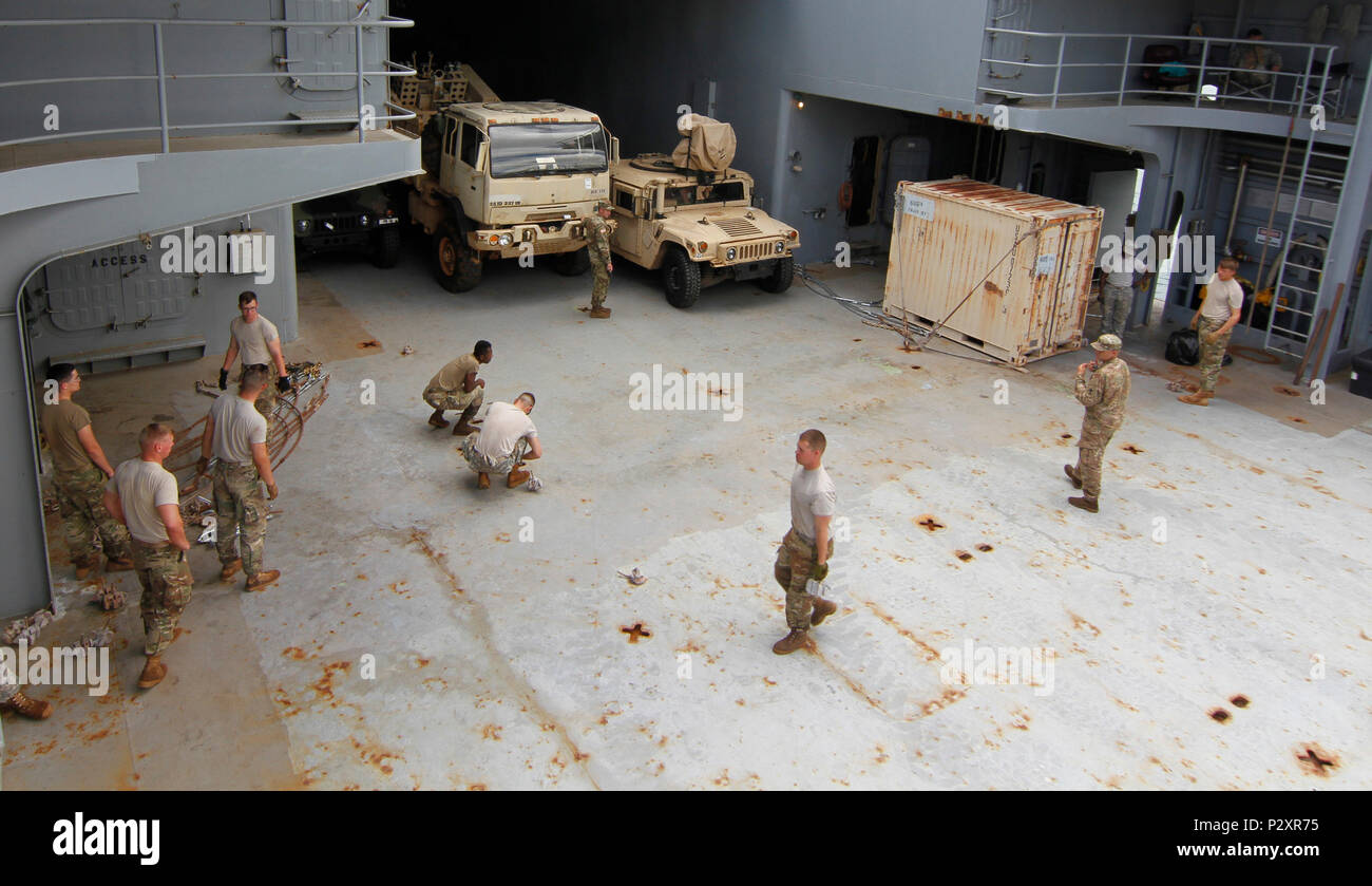 Soldiers from 325th Brigade Support Battalion, 25th Infantry Division ...