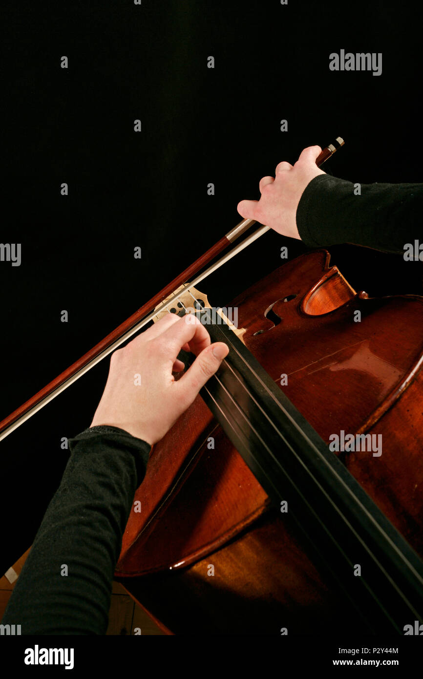 Black and white cellist hi-res stock photography and images - Alamy