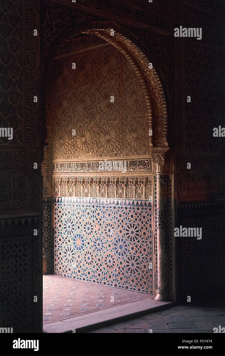 ARCO DE ACCESO A LA SALA- YESERIA Y ZOCALO DE CERAMICA DE LACERIA- S ...