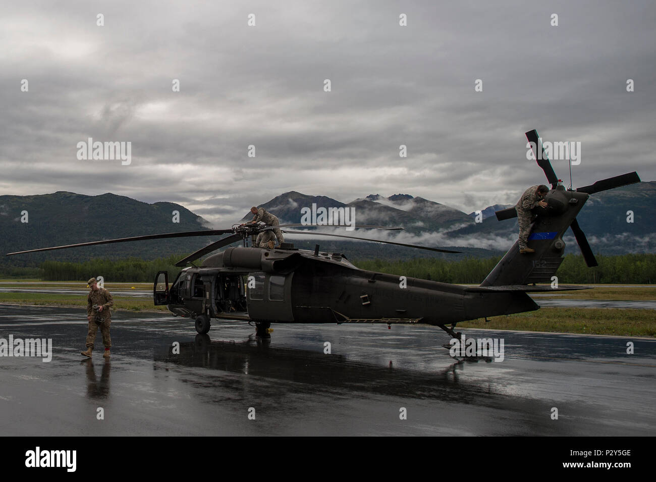 Alaska Army National Guard Soldiers from 1st Battalion, 207th Aviation ...