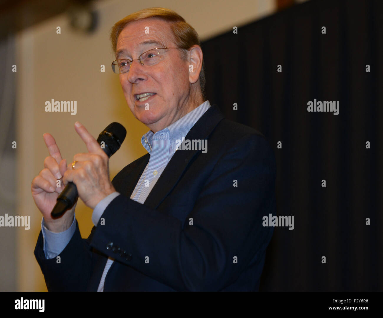 The 5 love languages book hi-res stock photography and images - Alamy