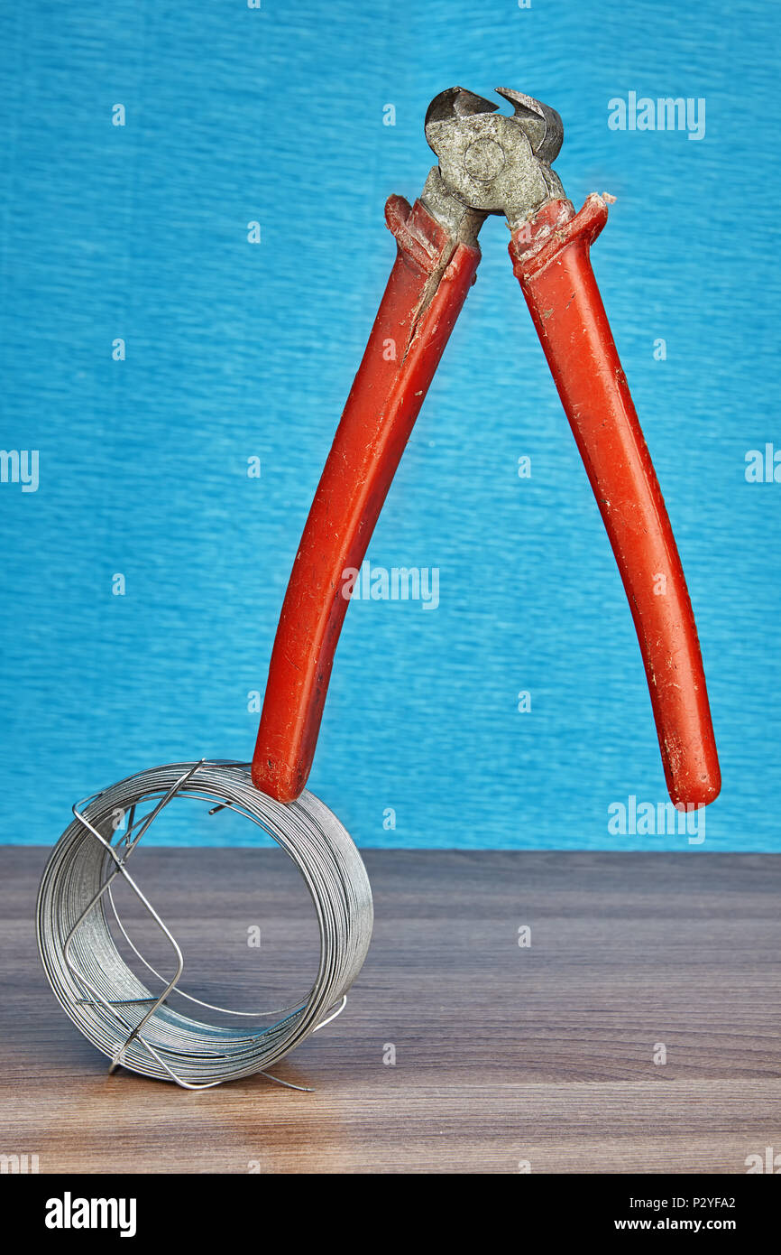 End cutting pliers for cutting steel wire balanced on steel wire roll ...