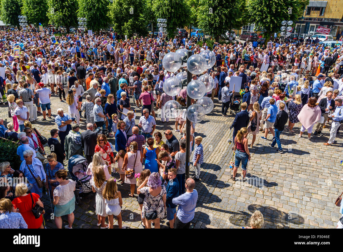 Crowd gathering hi-res stock photography and images - Alamy