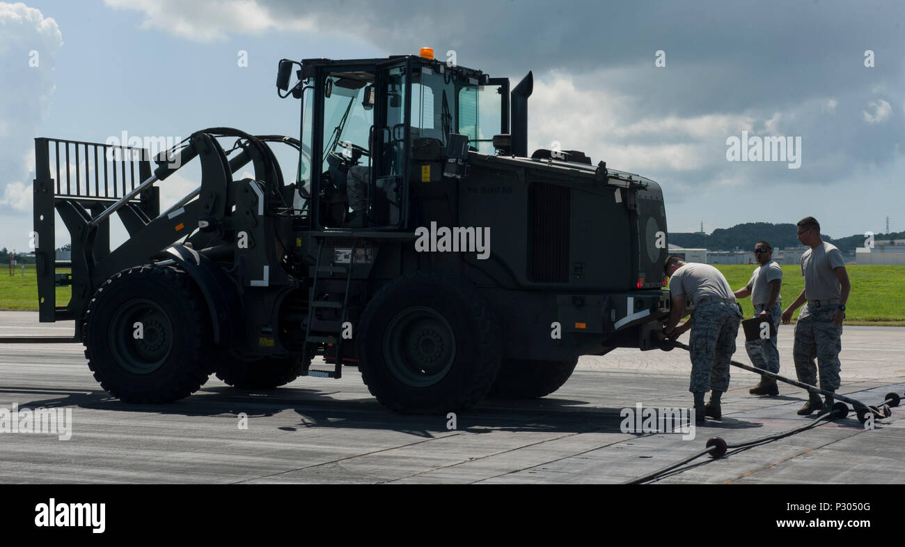 Aircraft barrier maintenance hi-res stock photography and images - Alamy