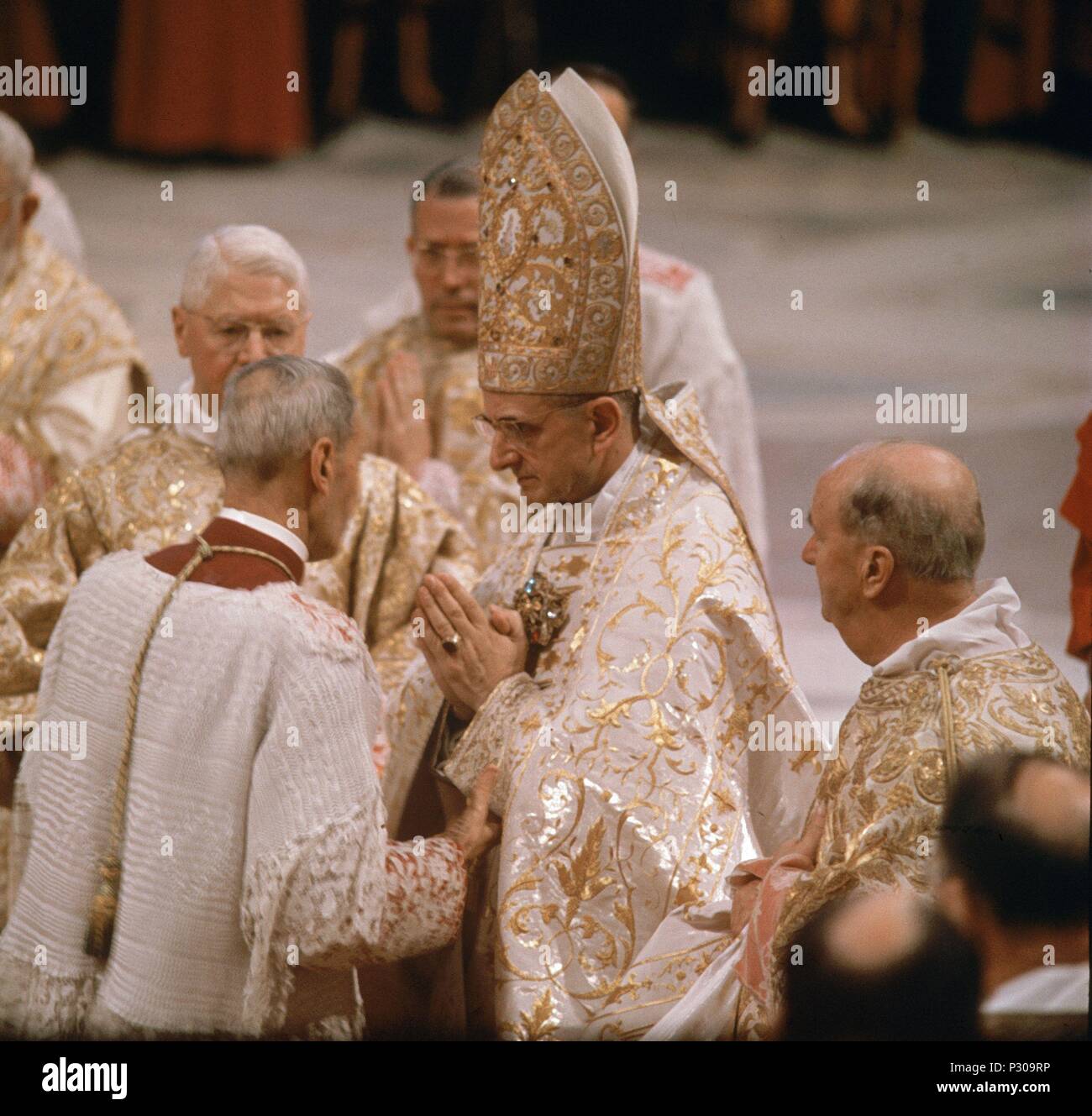 Paul vi pope crown hi-res stock photography and images - Alamy