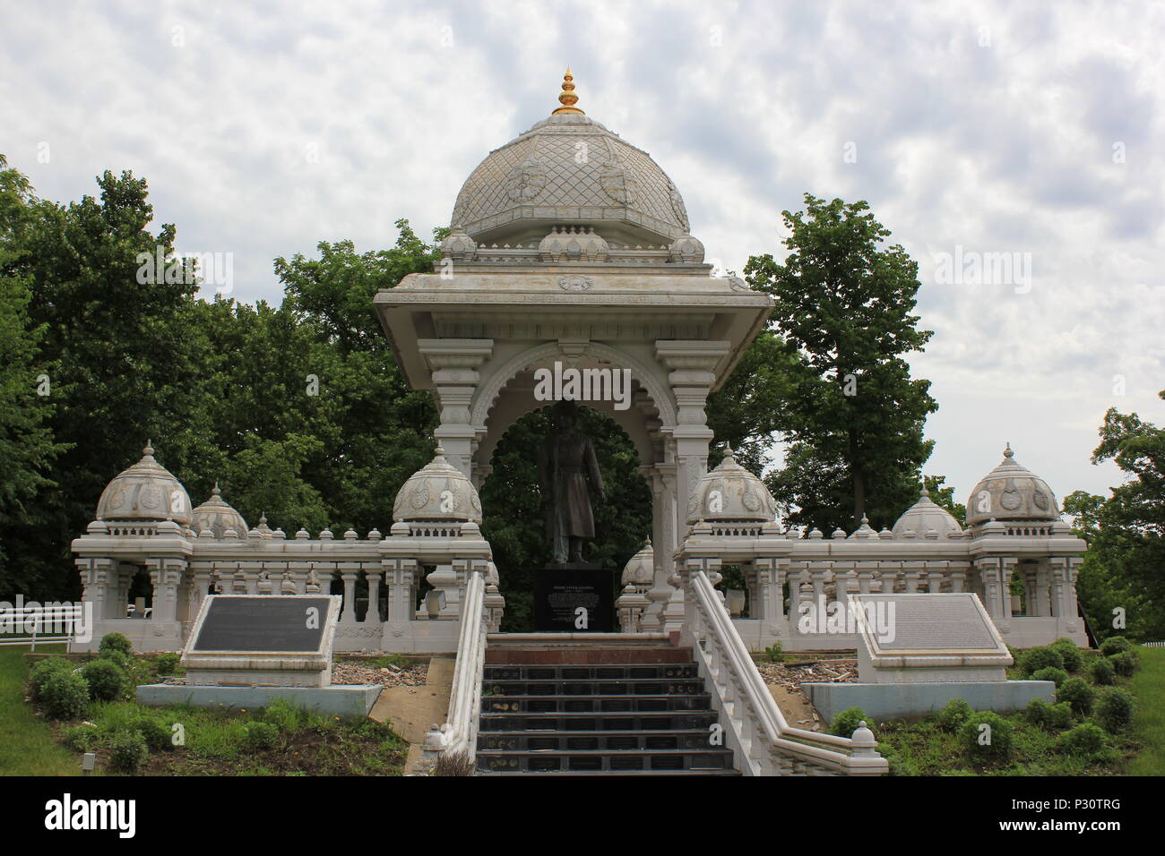 Scenic Hindu Temple in Lemont, Illinois Stock Photo - Alamy