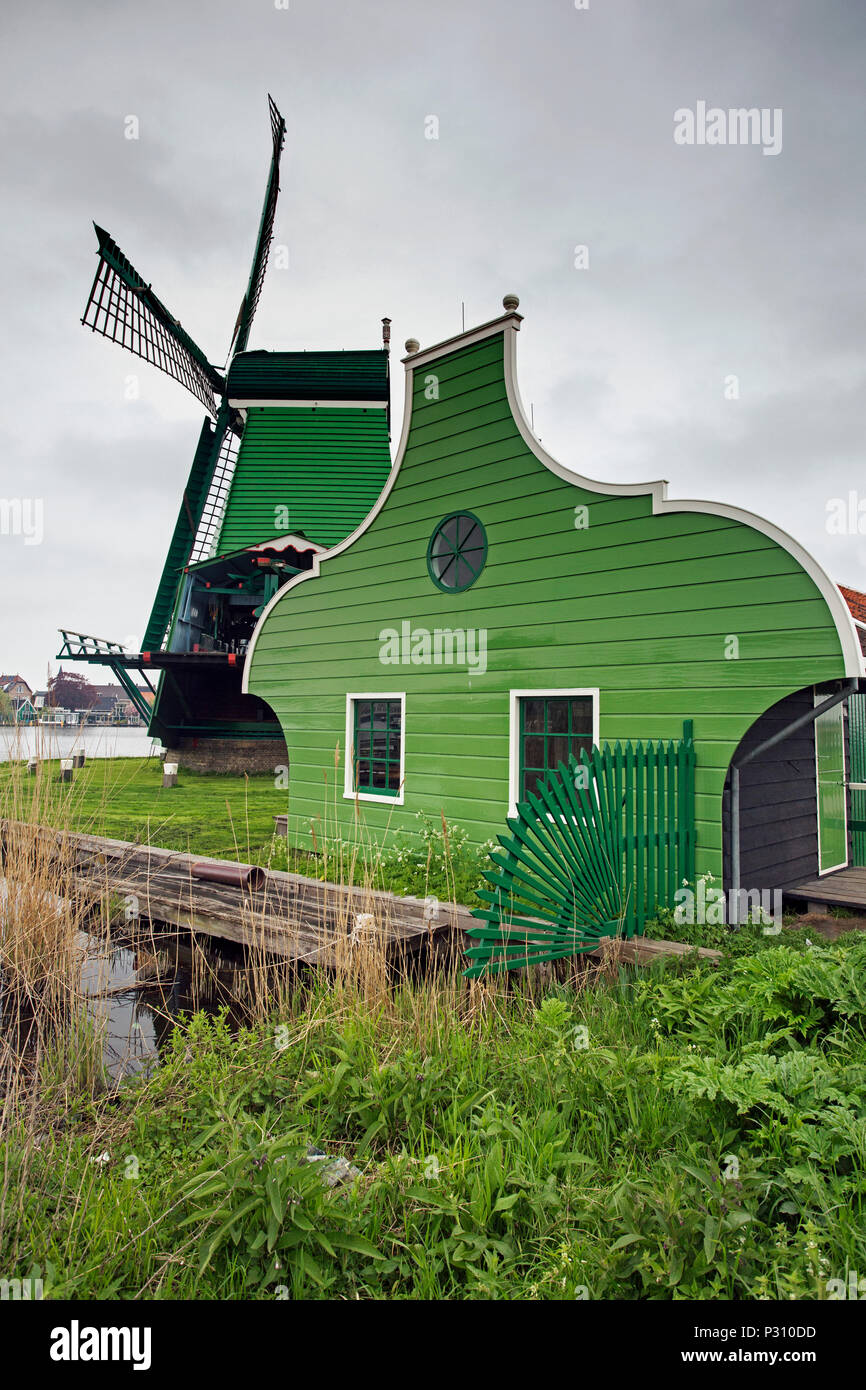 17th century dutch windmills hi-res stock photography and images - Alamy