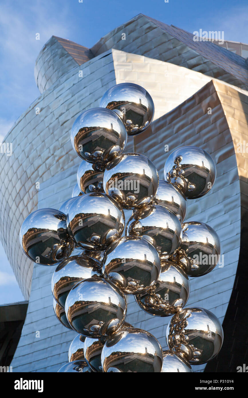Silver balls statue hi-res stock photography and images - Alamy