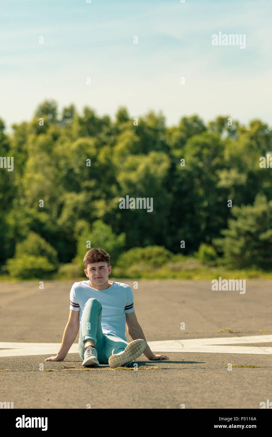 Man sitting outside in the sun hi-res stock photography and images - Alamy