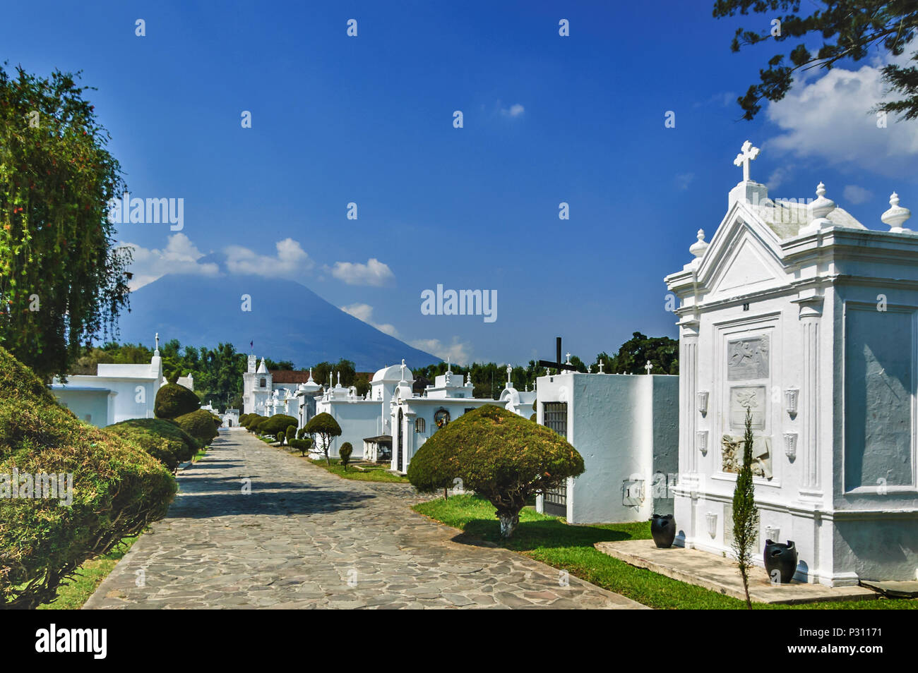Grave gravestone graveyard pathway hi-res stock photography and images ...