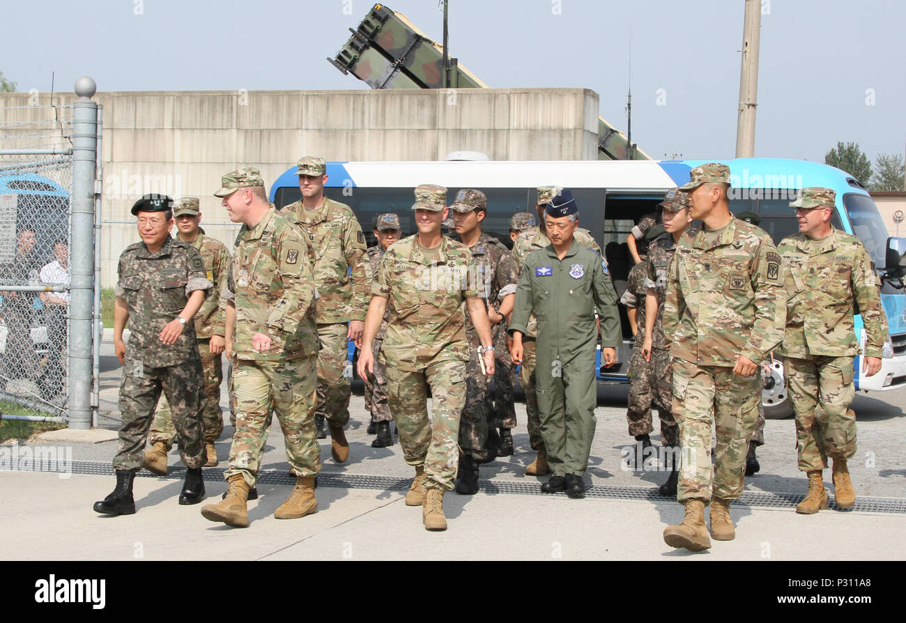 Gen. Hyun-Jip Kim, deputy commander, Combined Forces Command, toured ...