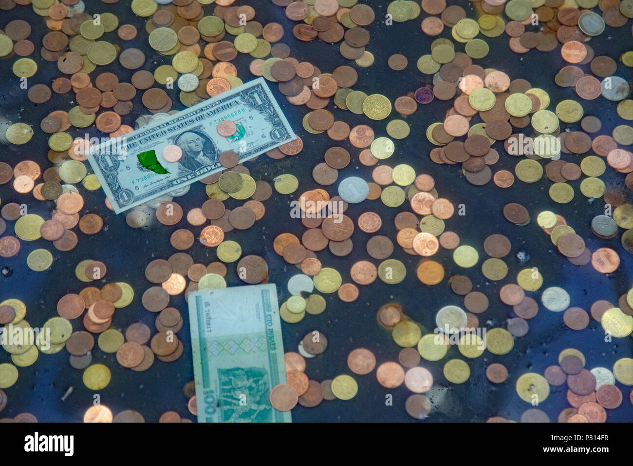 Wishing well coins hi-res stock photography and images - Alamy
