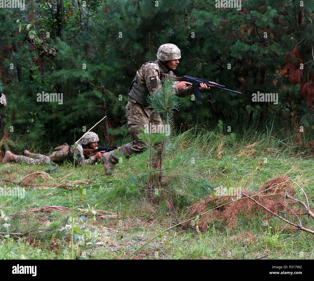YAVORIV, Ukraine ­- A Ukrainian Soldier uses the three to five seconds ...