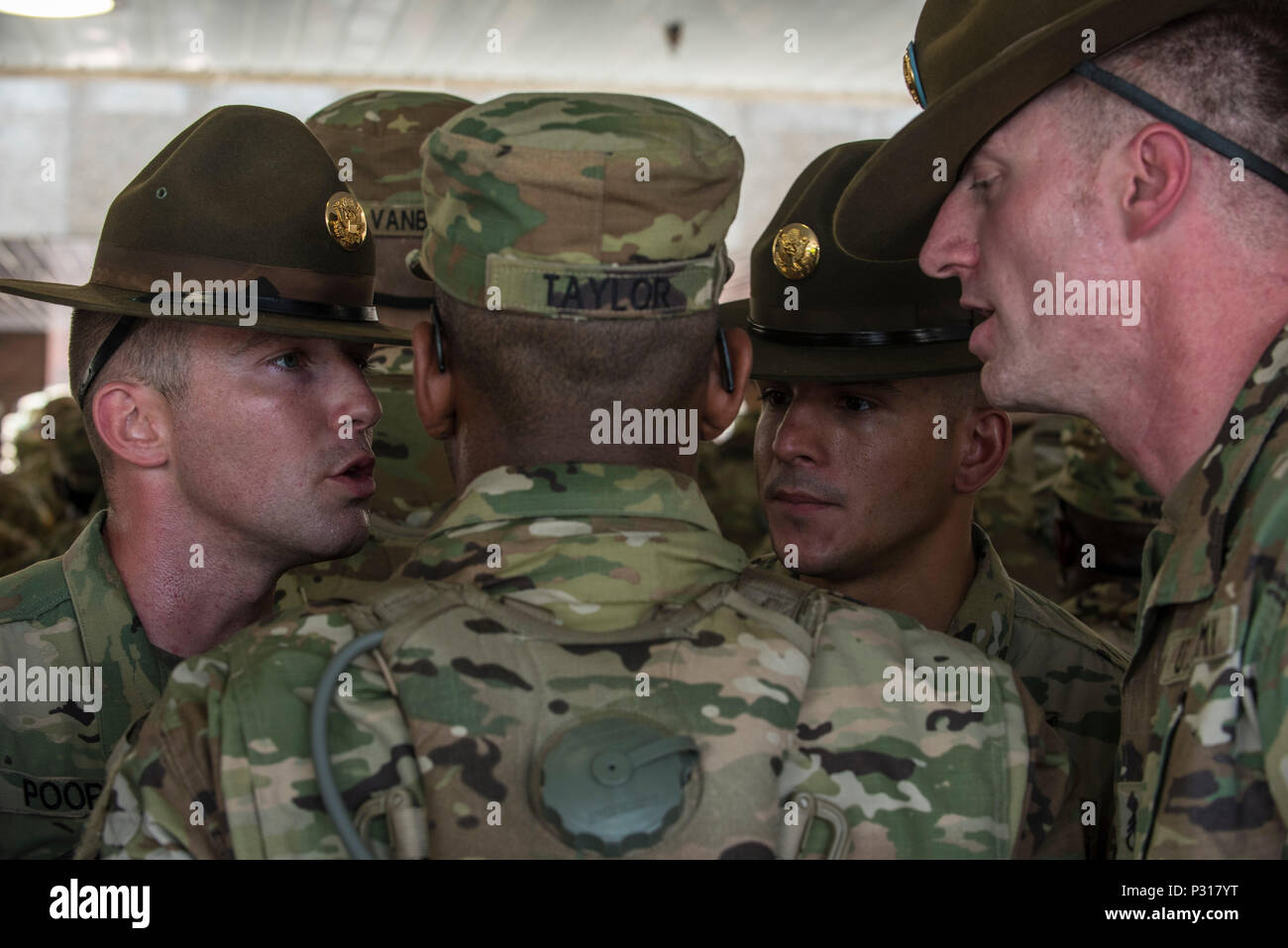 New Soldiers arriving for their first day of Basic Combat Training, Aug ...