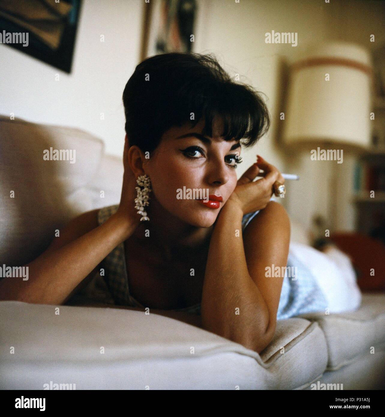 Stars: JOAN COLLINS Stock Photo - Alamy