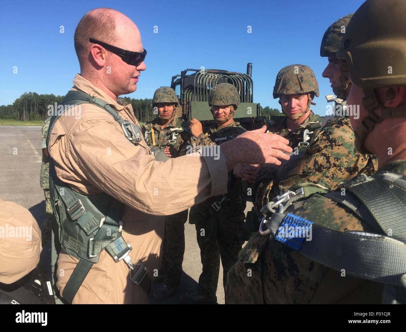 Marine corps personnel parachutes hi-res stock photography and images ...