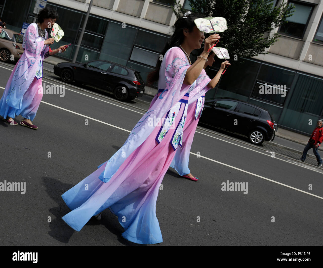 Frankfurt, Germany. 16th June, 2018. Chinese people wearing traditional ...