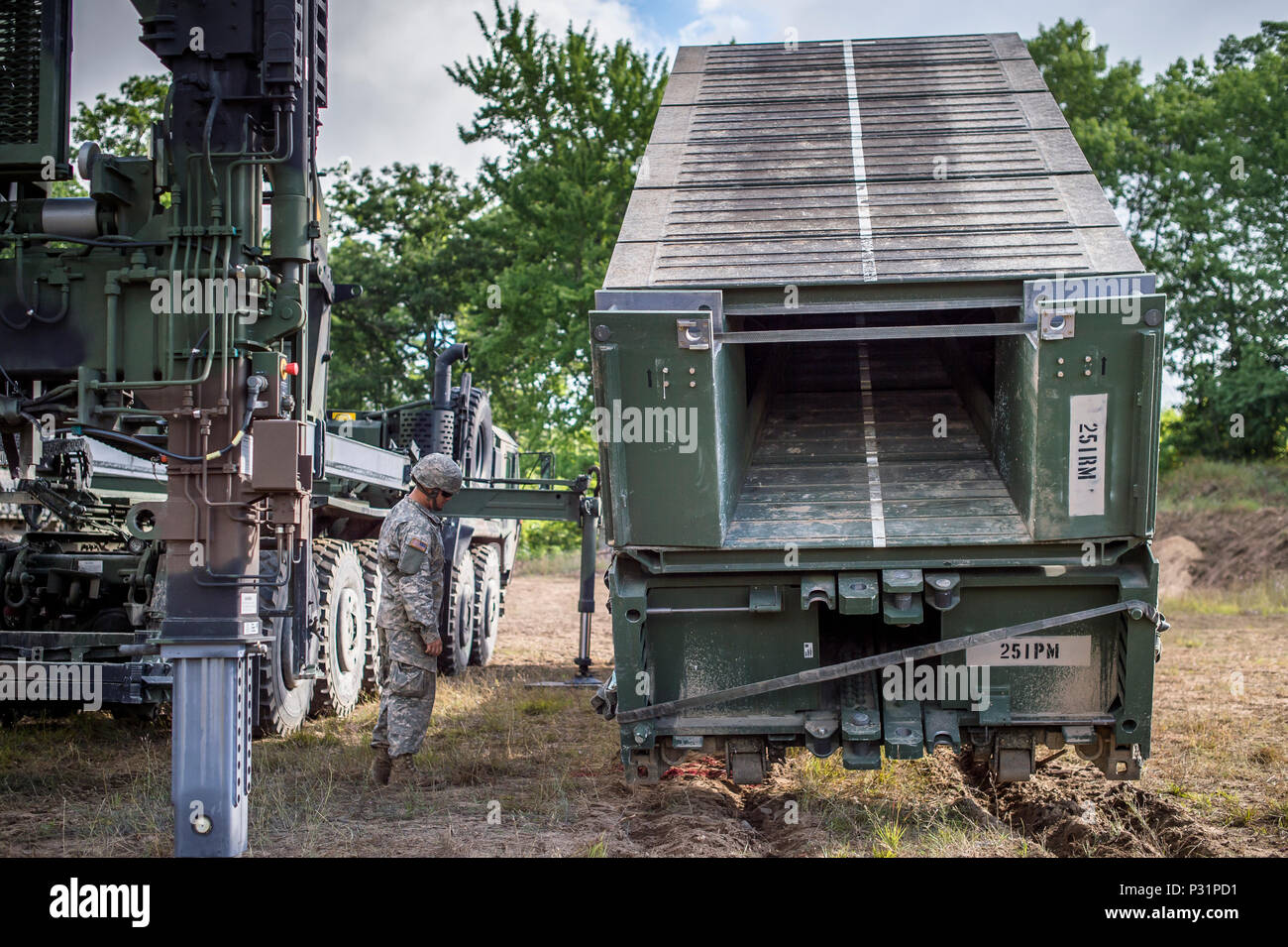 Soldiers from the 1437th Multi-Role Bridge Company, Sault Ste. Marie ...