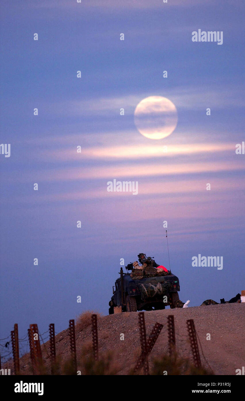 Moon sets hi-res stock photography and images - Alamy