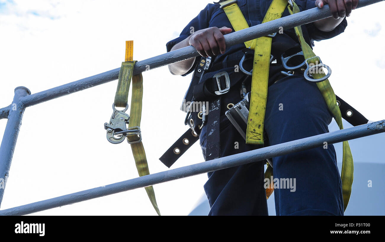 Sailors aloft hi-res stock photography and images - Alamy