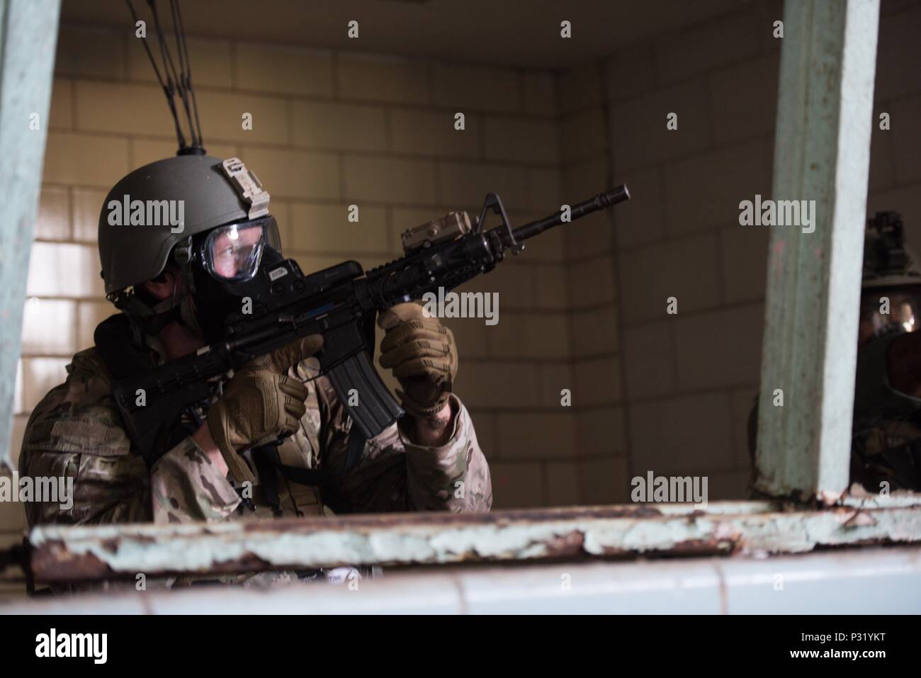 Soldiers from the 289th MP Co., 4th Battilion, 3d U.S. Infantry ...