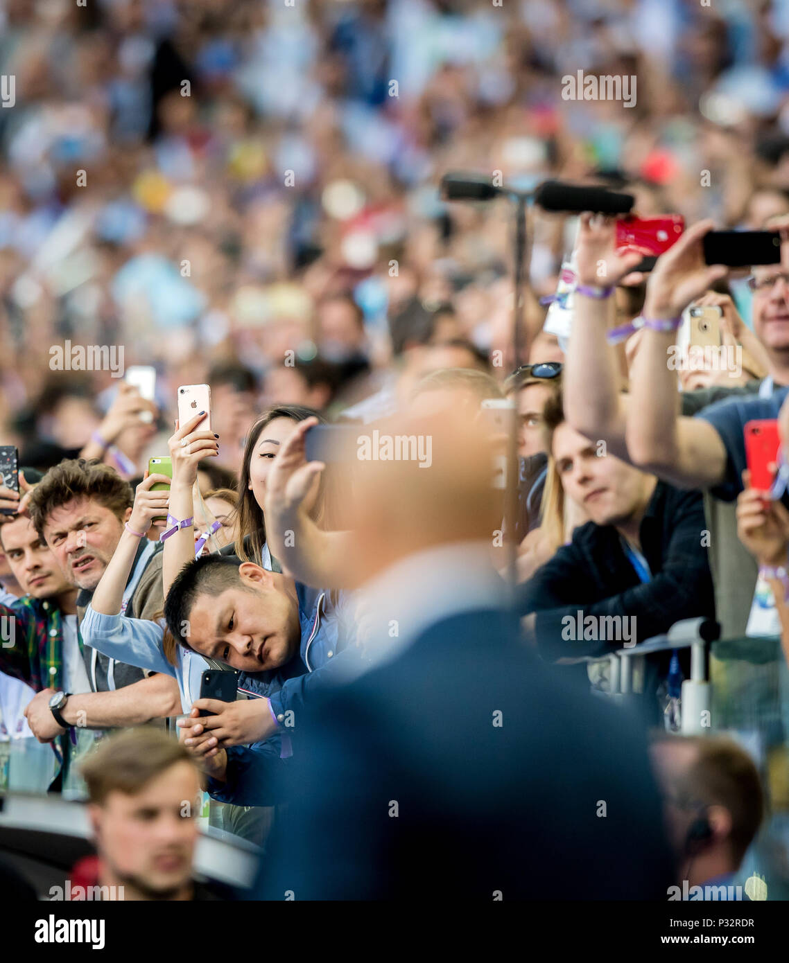 Sports fans mobile phones hi-res stock photography and images - Alamy