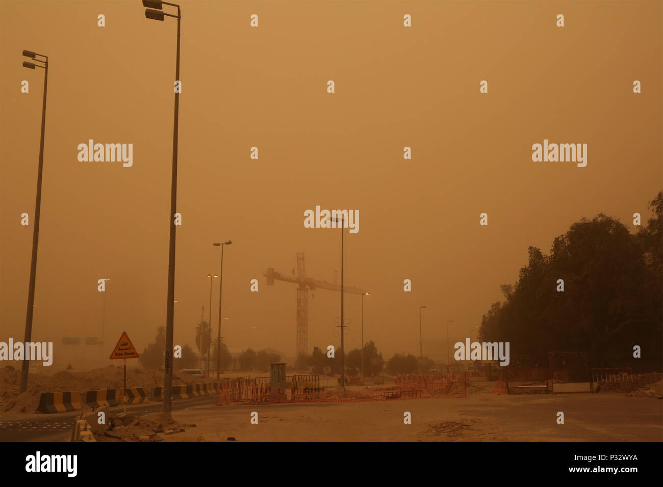 Kuwait City, Kuwait. 17th June, 2018. A heavy sandstorm engulfs Kuwait ...
